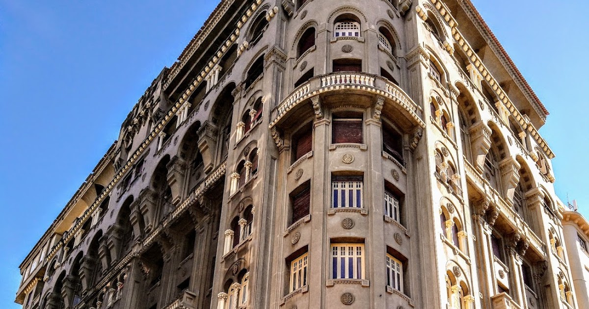 O prédio sombrio e as lembranças de uma vida solar