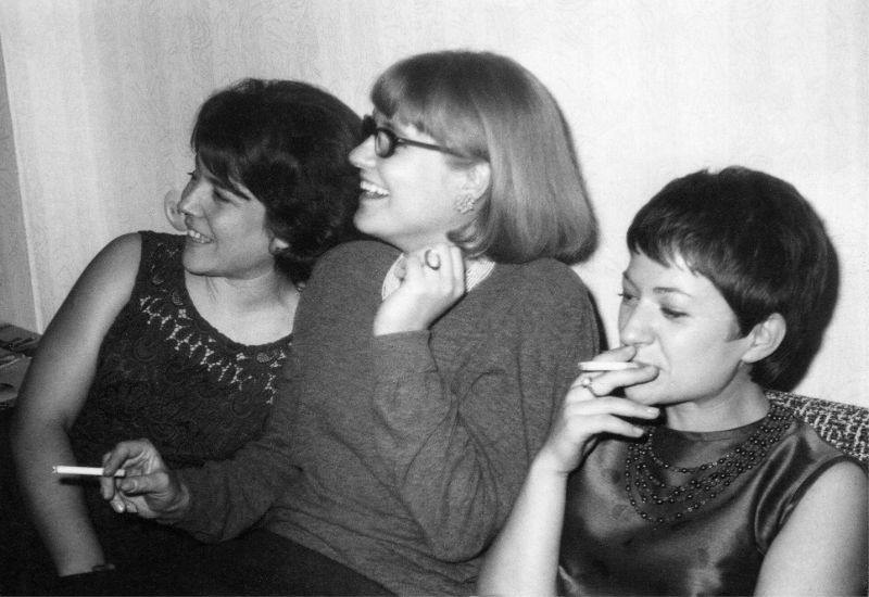 40 Vintage Cool Snaps of Ladies Smoking Cigarettes in the Past ...
