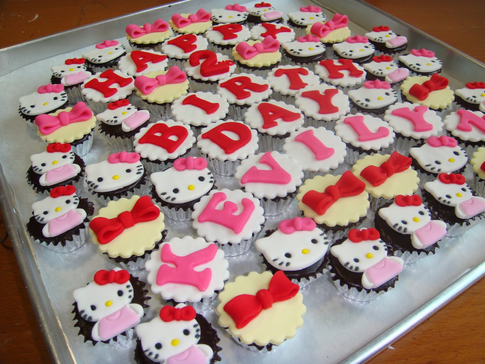 Yummy Baking: Hello Kitty Min Cupcakes (D2)