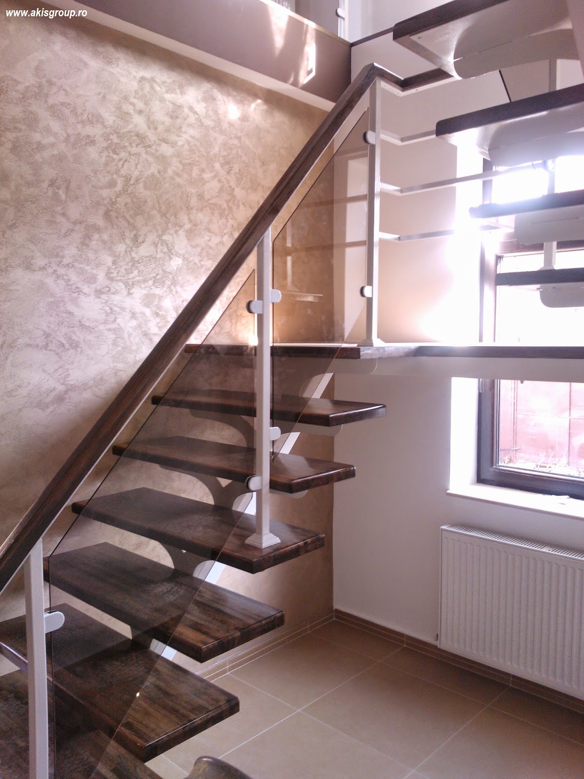 scari interior: Scari moderne cu trepte din lemn masiv