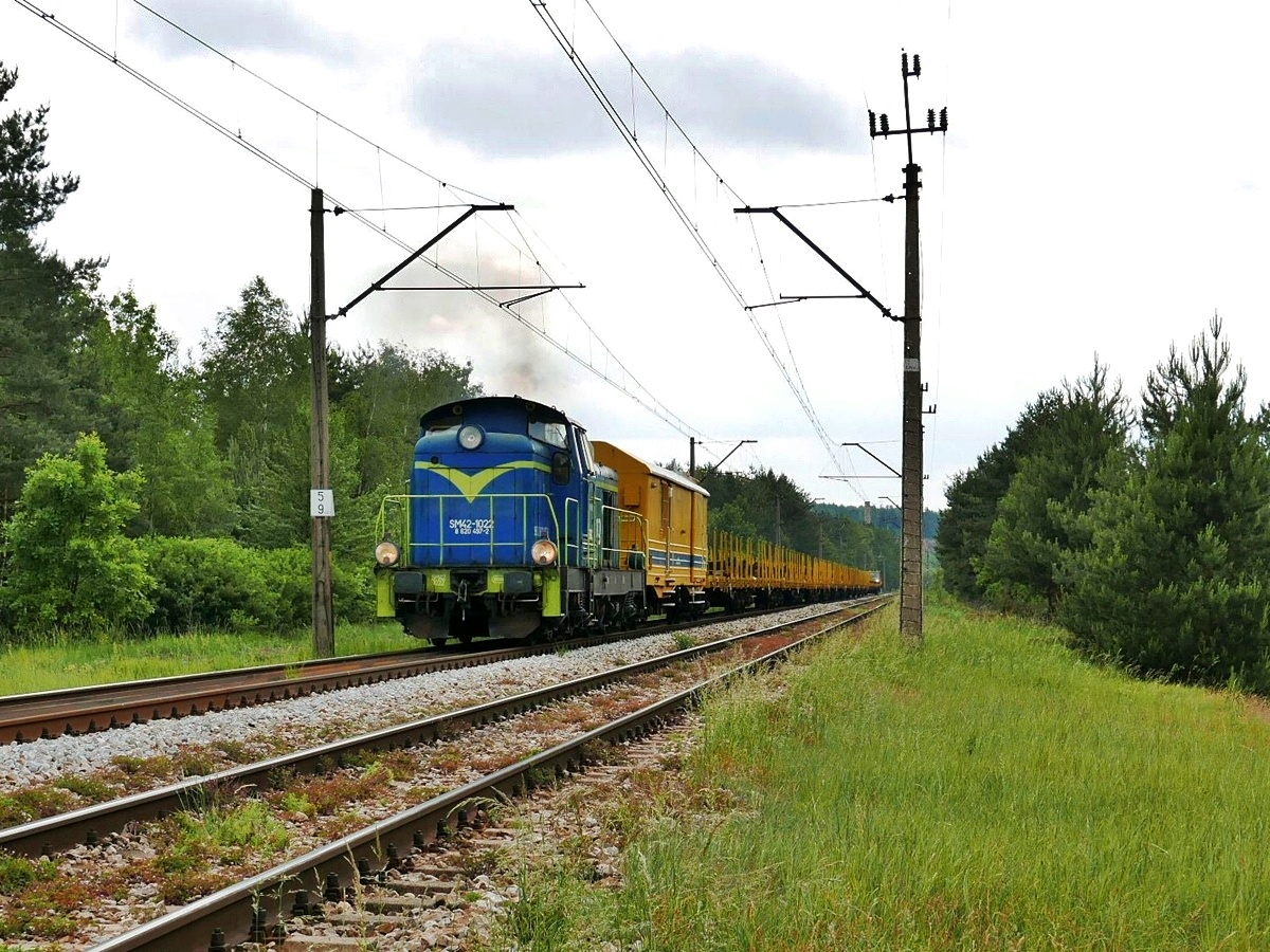 Drogowcy wracają do Kielc. SM42-1022 w asyście WM-15A-470 | Kolejowe Kielce