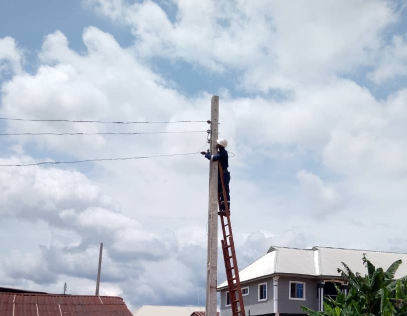 DRAWING A 3 PHASE CONDUCTORS FROM POLE TO ORDER 4 POLES. A STEP BY STEP ...