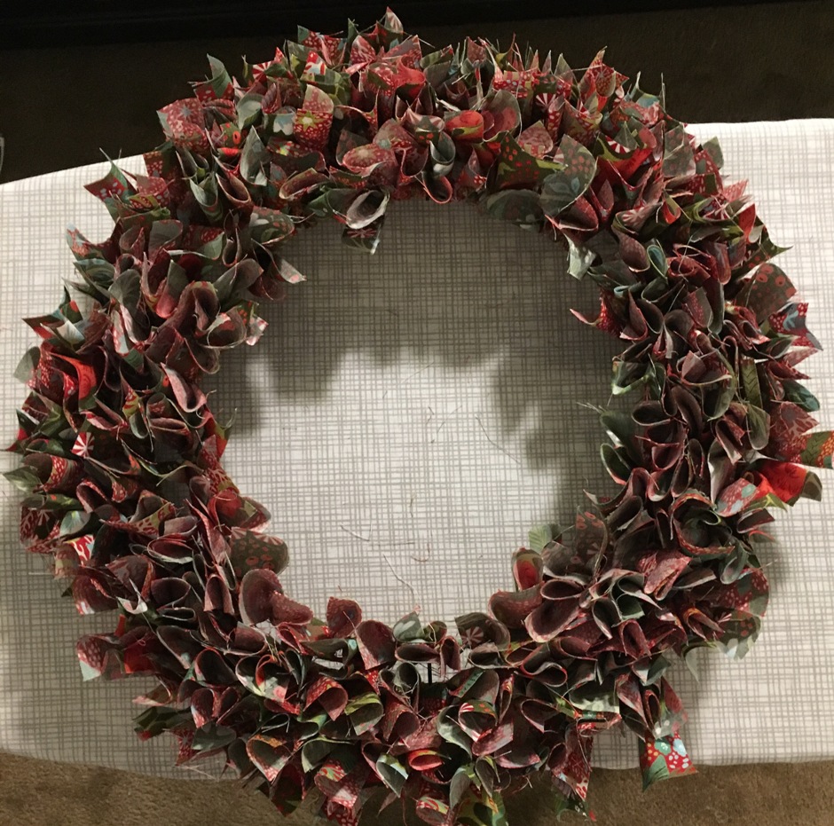 Happy Quilting: Scrappy Fabric Wreaths - 3 Finishes and a Tutorial