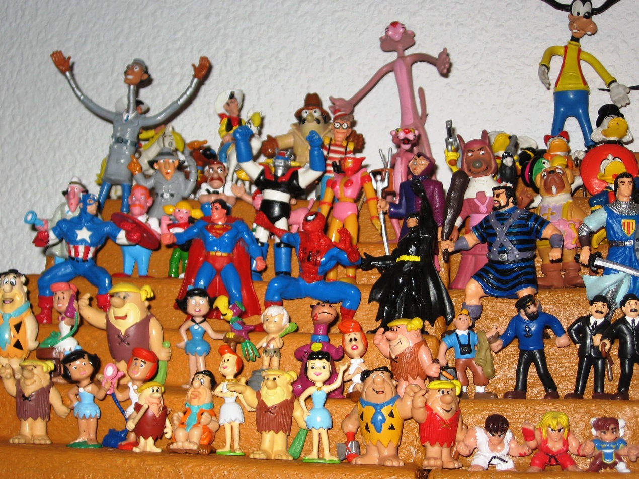 EL KIOSKO DE AKELA: FIGURAS PVC, PUEBLAN LA TIERRA A MILLONES