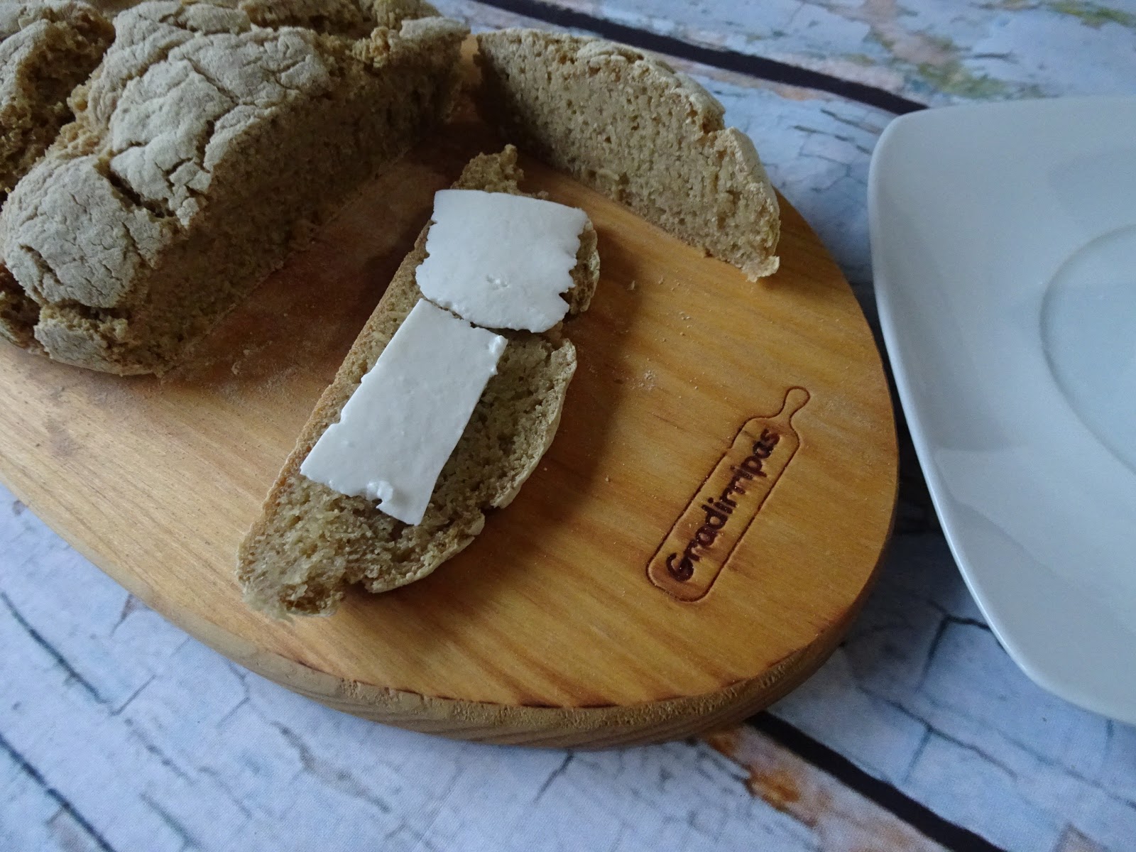 Prato Caseiro: Broa de milho e queijo fresco de cabra