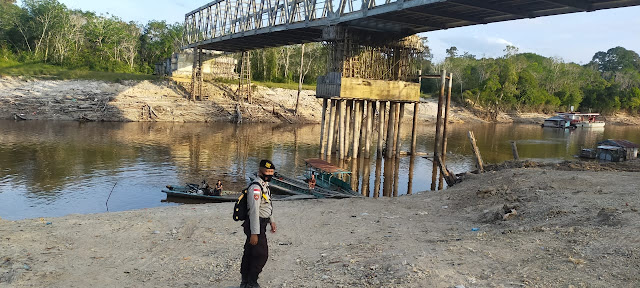 Sungai Ketungau Surut, Aiptu Wahono Himbau Motoris Speet Penyeberangan ... Sungai Ketungau Surut, Aiptu Wahono Himbau Motoris Speet Penyeberangan ...