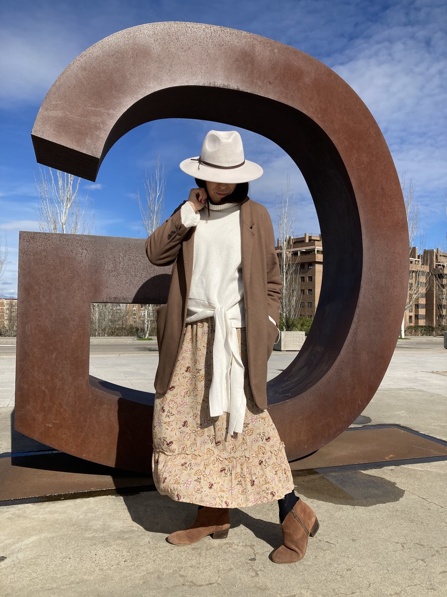 WHITE HAT FOR WINTER.-