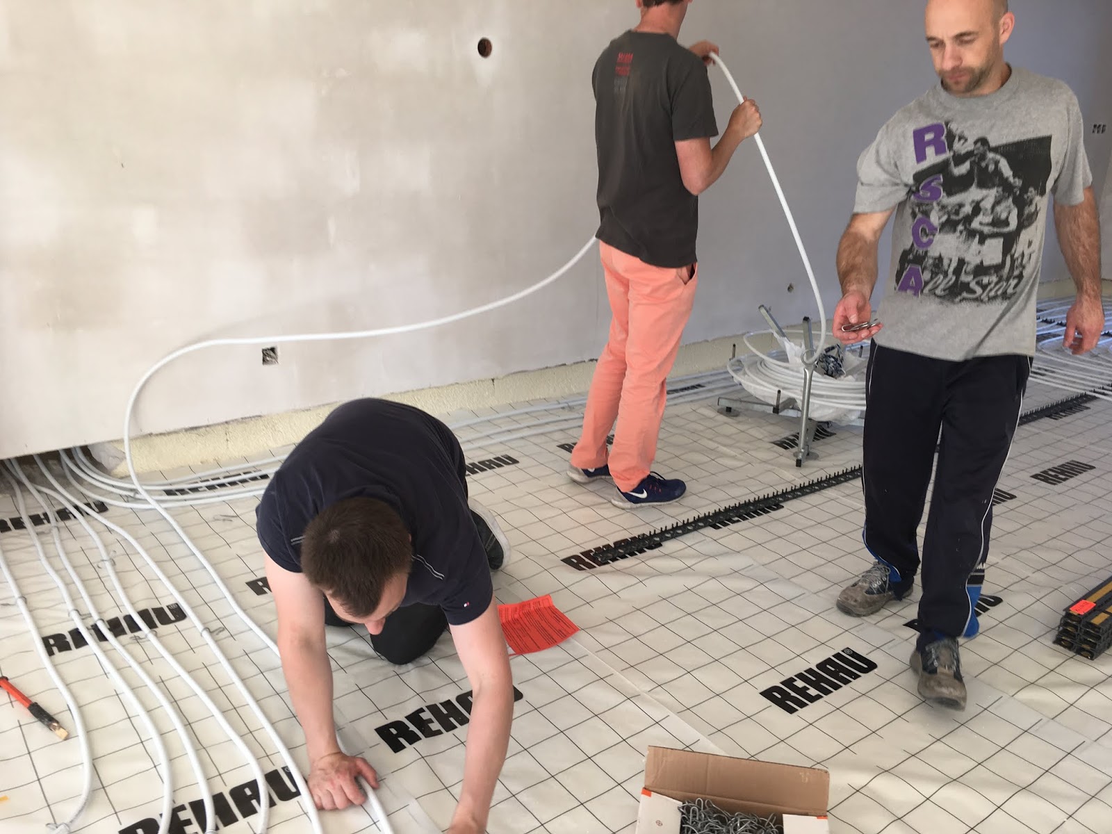 10 augustus: plakwerken, PUR, vloerverwarming en chape + elektriciteit ...