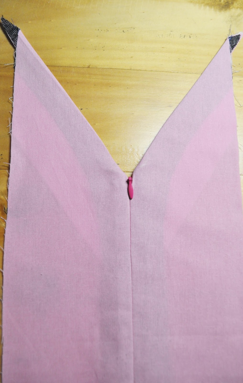 Bloom's Endless Summer: Tutorial: invisible zipper in a V-back dress