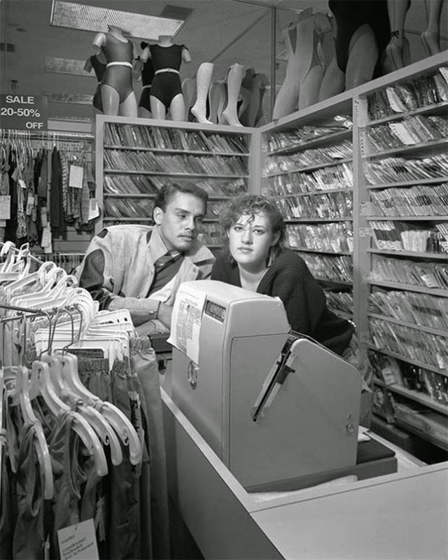 Mall Series: 21 Photographs Capture Daily Life of People at Shopping ...