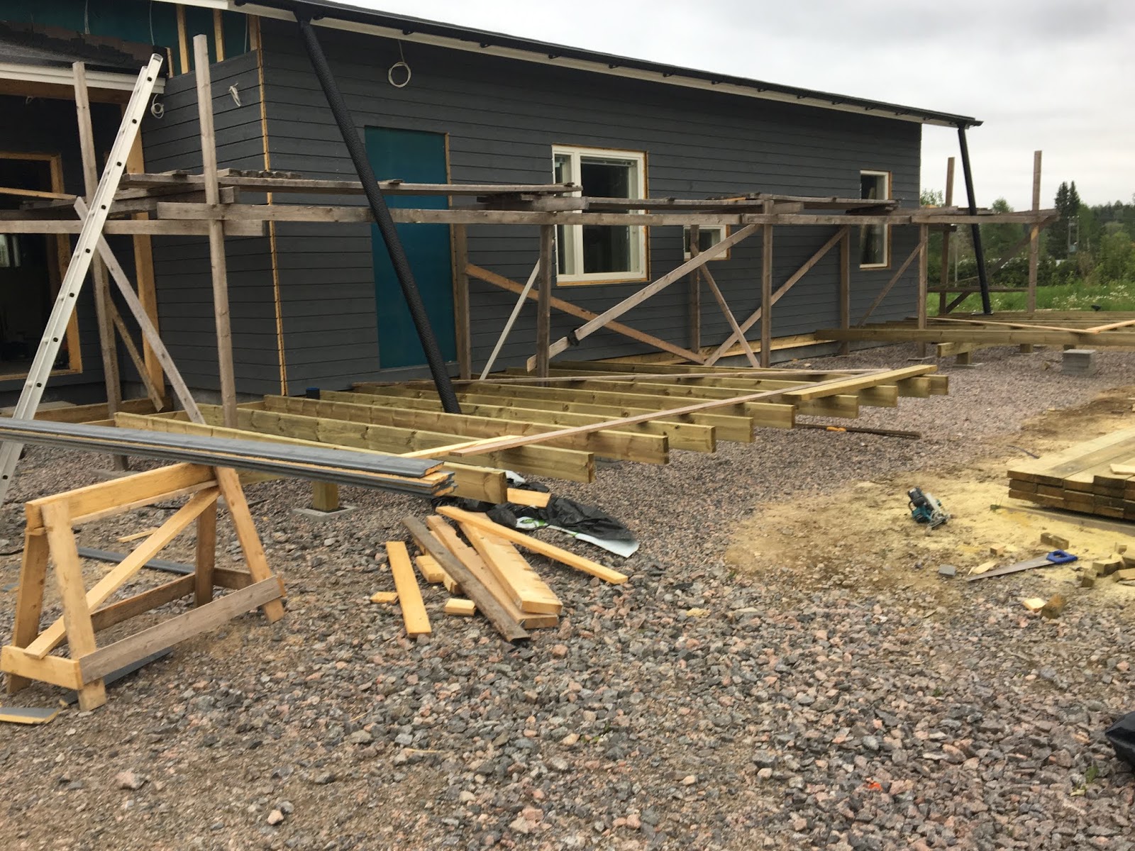 Terassin rakentaminen talon yhteyteen