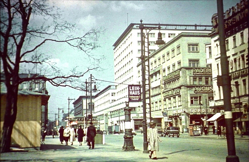 Rare and Amazing Color Photographs That Capture Street Scenes of Berlin ...