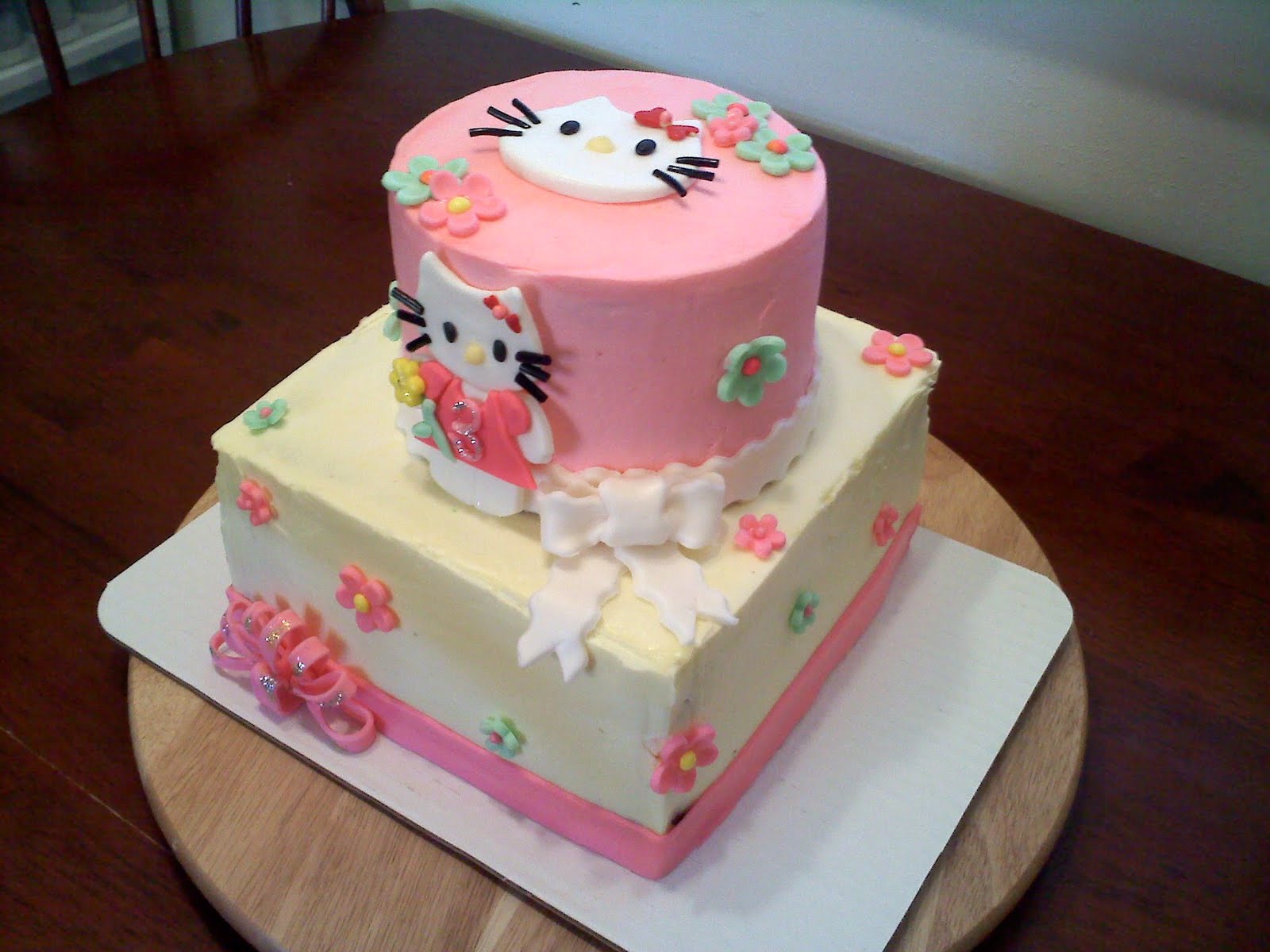 Pinky Promise Cakes: 2 tier hello kitty cake