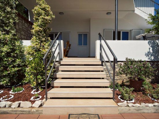 43 Desain Stylish Tangga Teras Rumah Modern - Rumahku Unik