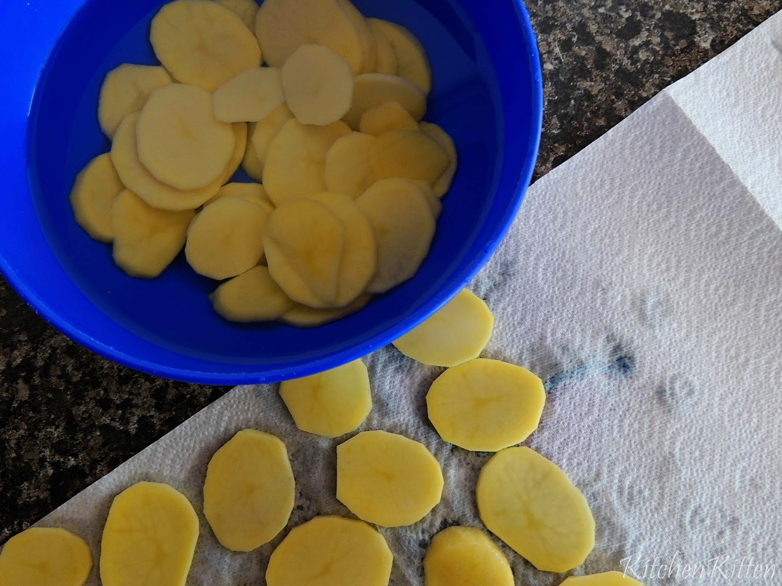 Bramborové penízky s petrželkou a dipem | KitchenKitten