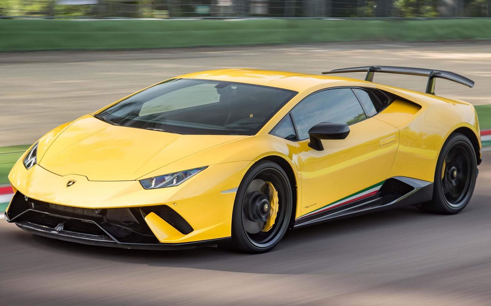 Huracán vende em 5 anos mais que o Gallardo em 10