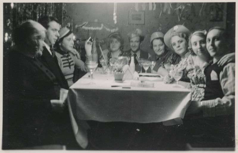 45 Found Snaps Capture People Celebrating at Their Parties From Between ...