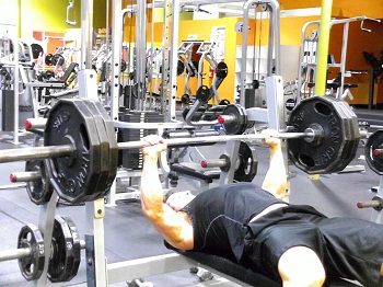 Calisthenics youtuber bench presses 150 kilos on first time bench ...