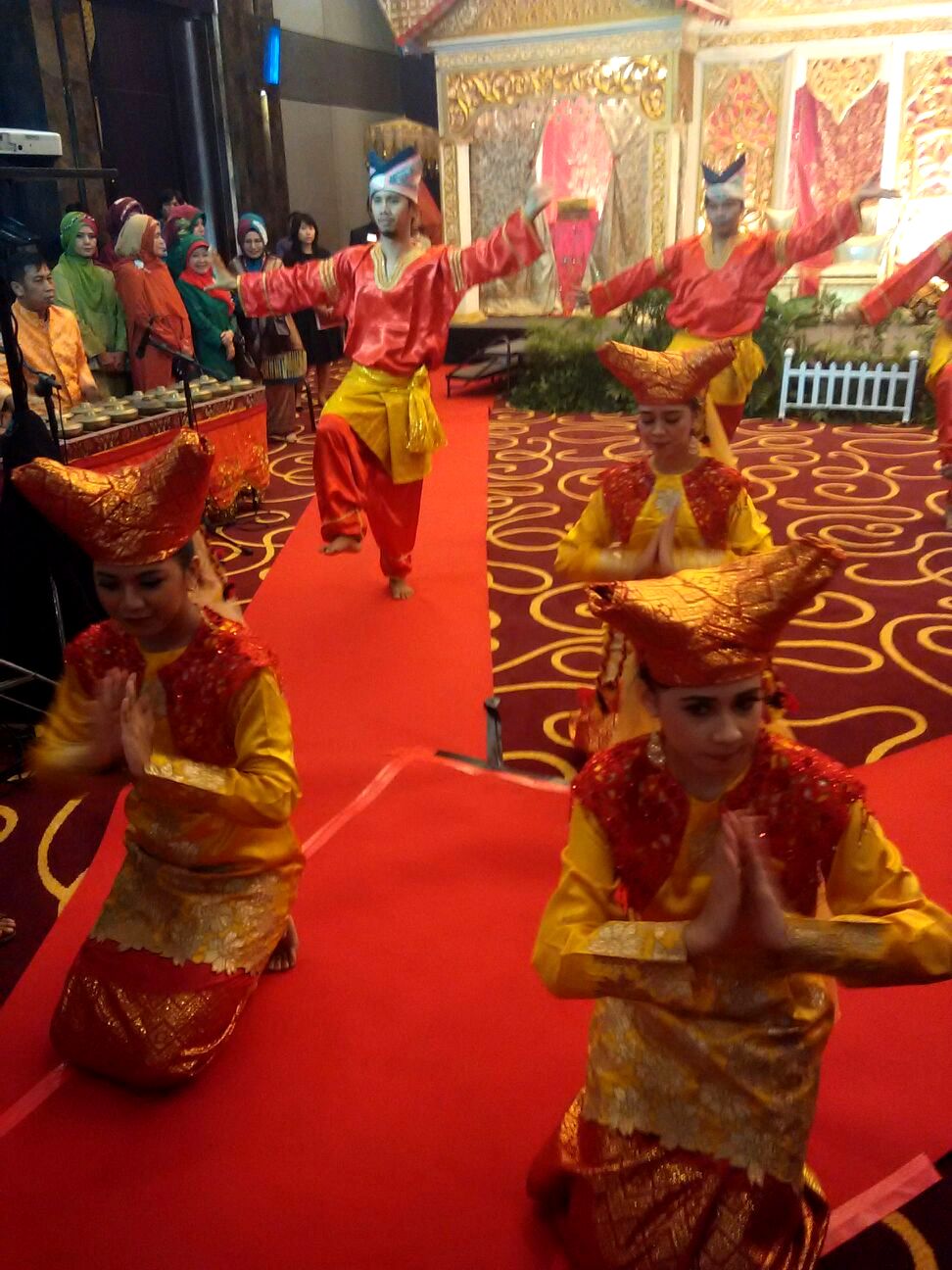 Tari Pasambahan dan Tari Piring, Tarian Adat Khas Sumatera Barat ...