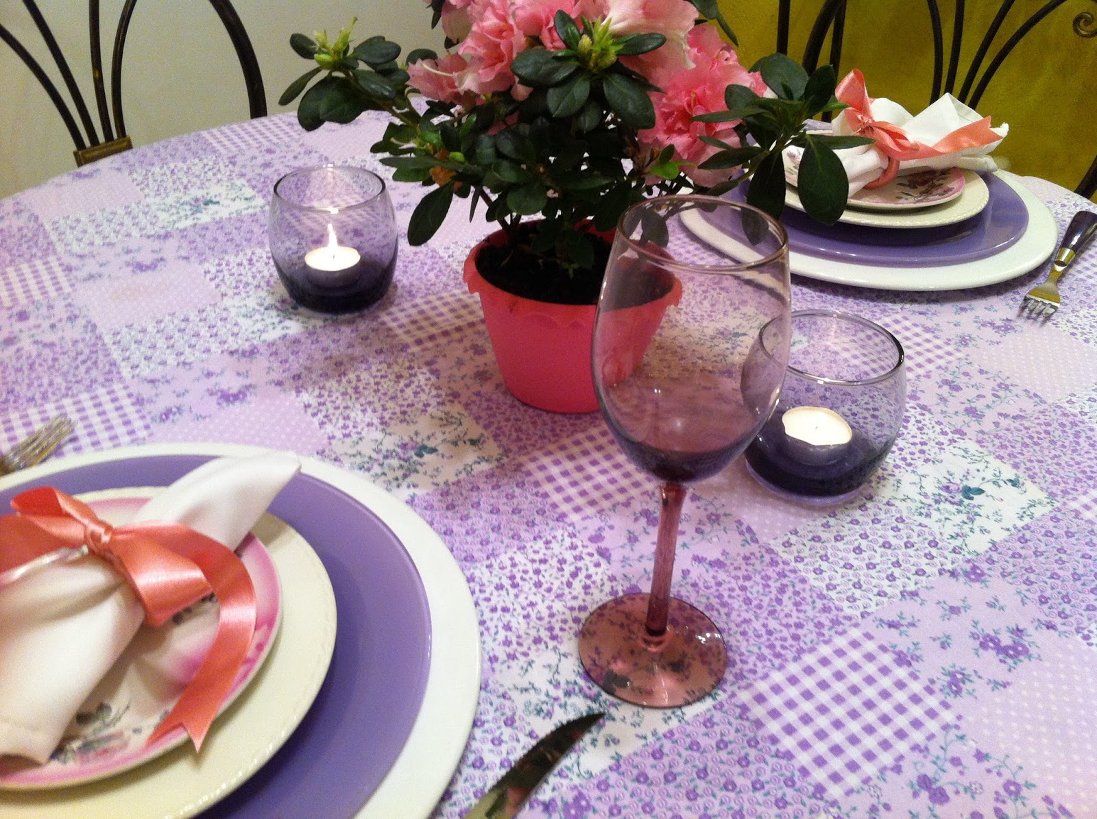 Casa Rosa Pimenta: MESA POSTA ROSA E LILÁS