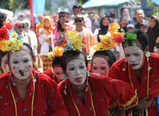 Tari ronggeng bugis part 2 ~ Tari Ronggeng Bugis