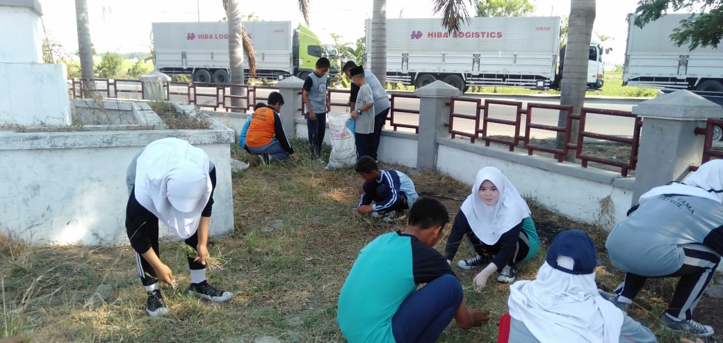 Pelajar SMP-SMA JUARA WIRAUTAMA Bersihkan Bunderan Gagak Winangsih.