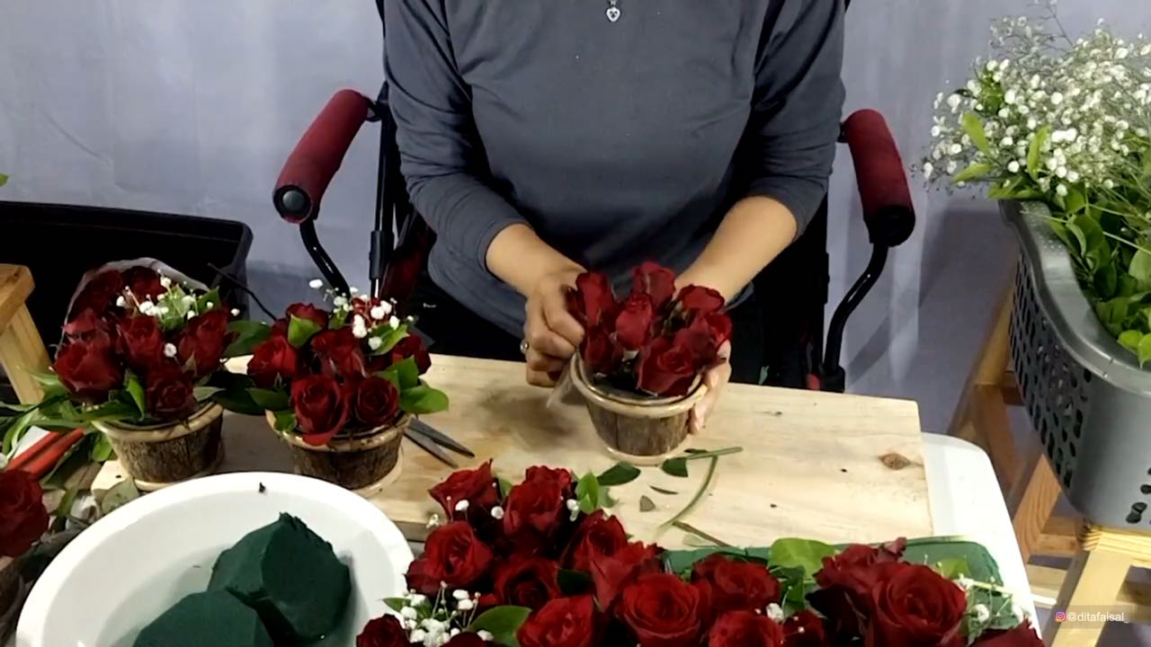 Cara Merangkai Bunga Mawar di Dalam Vas Mungil - Jaringan Penulis Indonesia