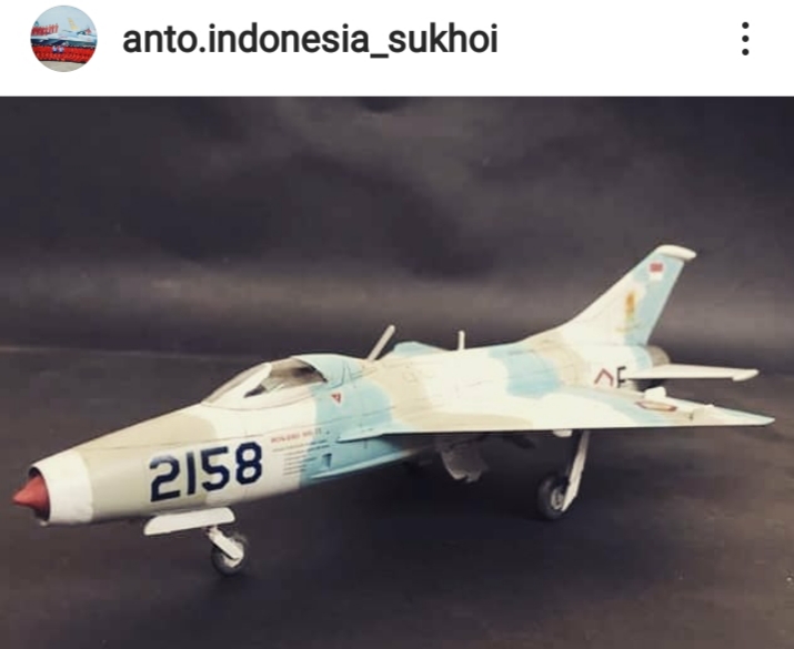 AIRPLANE SCALE MODELKIT: MIKOYAN GUREVICH Mig-21 Fishbed