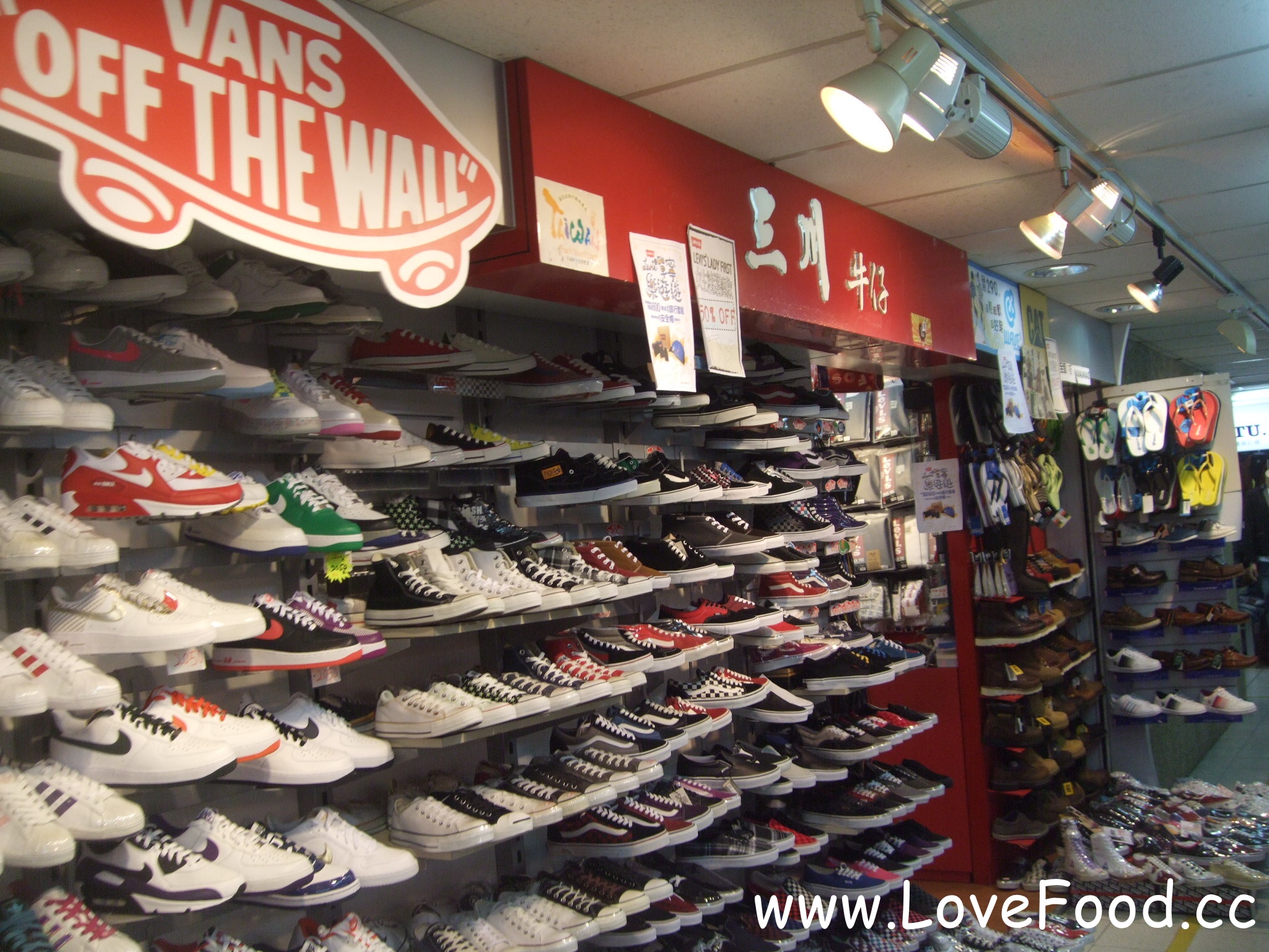 【台北萬華】萬年商業大樓 @ 西門町 - 扭蛋機 電玩模型 衣服皮件 樓上有湯姆熊 B1還有美食街 - Wan Nian Building