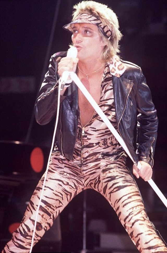 20 Amazing Photographs of Rod Stewart on the Stage in the 1970s ...