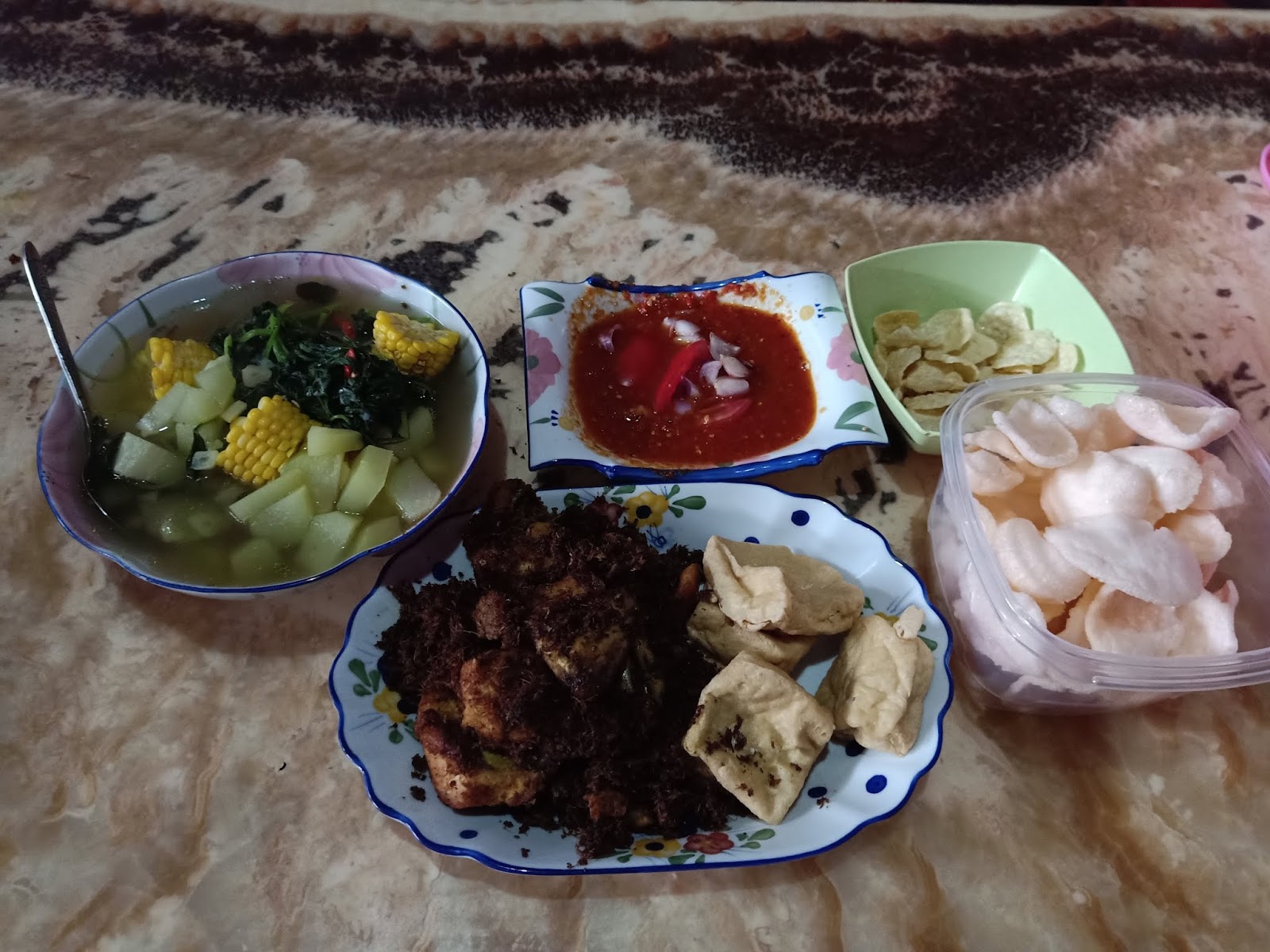 Aneka menu: bayam jipang dan jagung bening, sambal tomat bawang , ayam ...