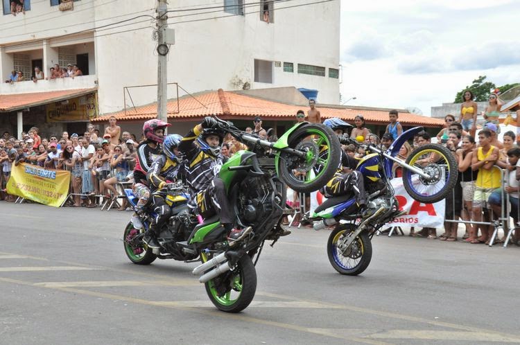 Jorge Negretti e Louro Jhow: público aplaude acrobacias no Náutico