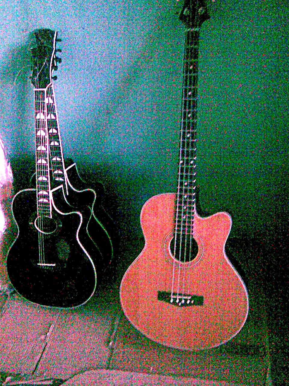 pembuat gitar dan memasang foto pada gitar.