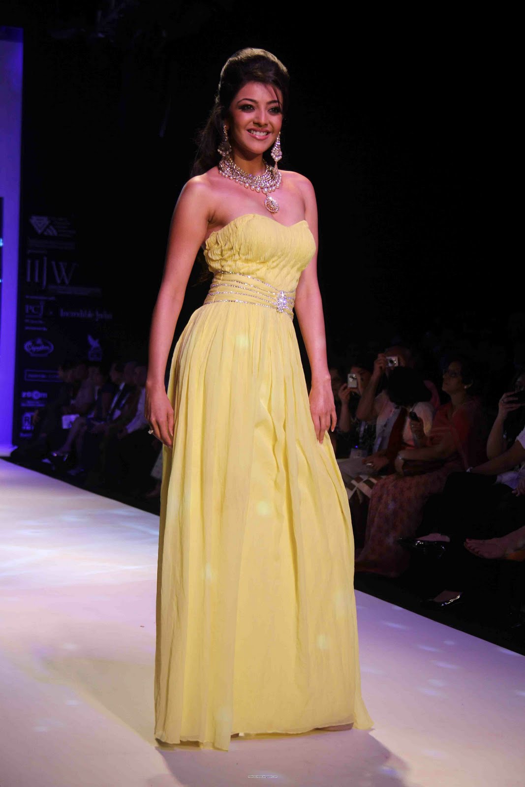 desi girls pic: Kajal Agarwal Ramp Walk hot stills