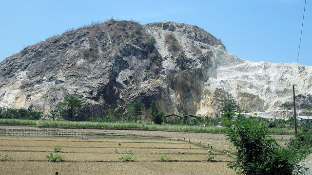 Memandangi Gunung Watu Putih Jepara dari Tepian Jalan - Nasirullah Sitam