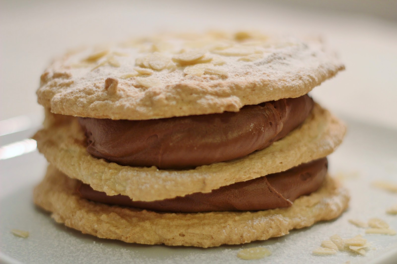 Lemon Blu: Dacquoise con ganache di cioccolato e scaglie di mandorla