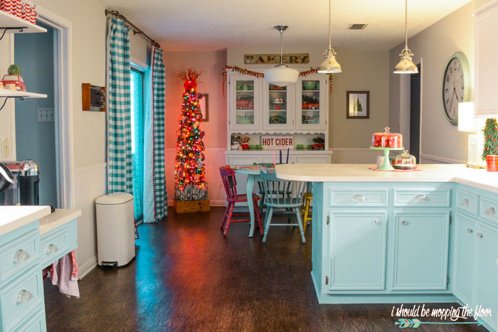 Vintage Christmas Decor in the Kitchen | i should be mopping the floor