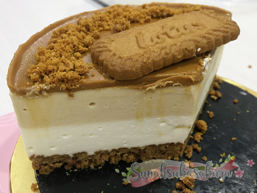 Wordless Wednesday: Kek Lotus Biscoff Nani Who Bakes