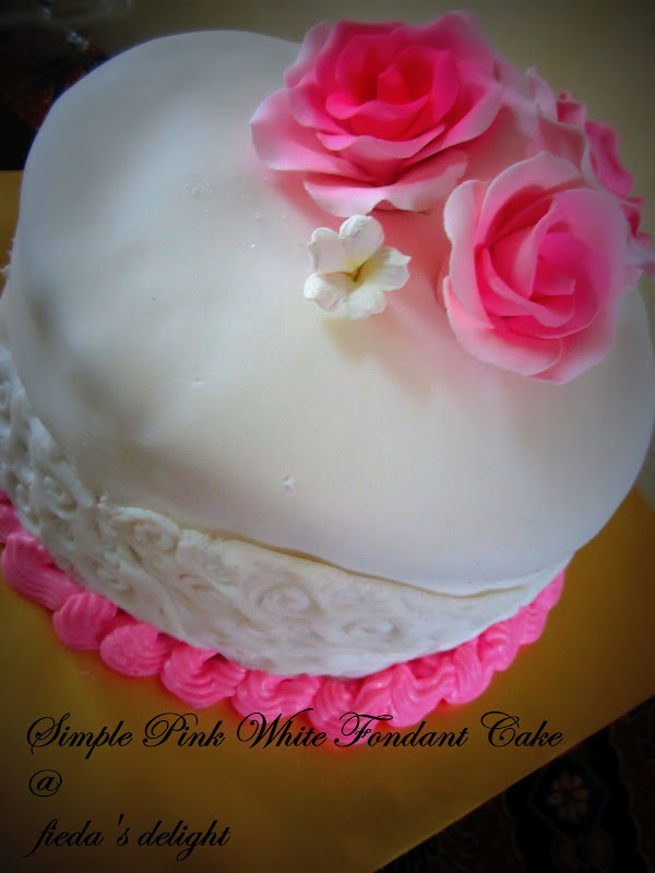 CooKiNG wITh LoVe...: Simple White & Pink Fondant Cake