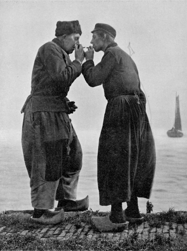 30 Vintage Photographs of Dutch Men in Traditional Volendam Worker ...