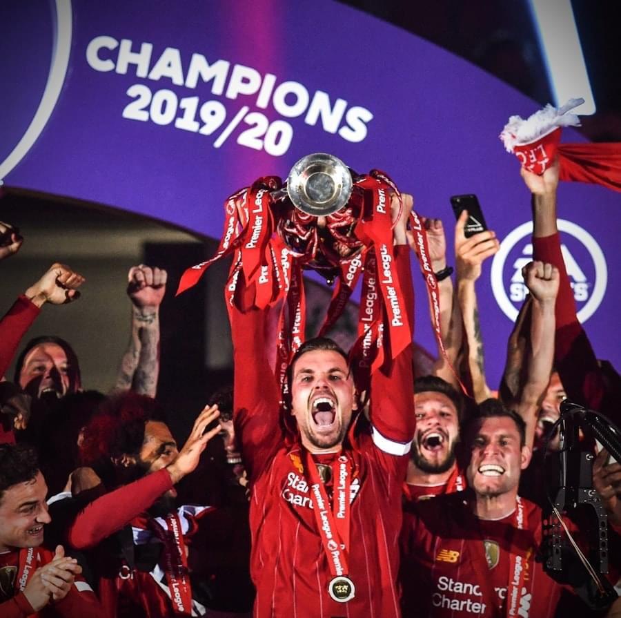 Liverpool Menjulang Trofi Piala Liga EPL 2019/2020