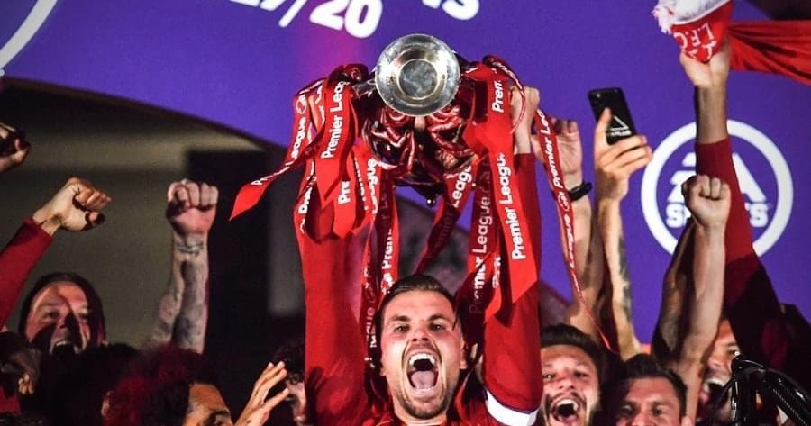 Liverpool Menjulang Trofi Piala Liga EPL 2019/2020