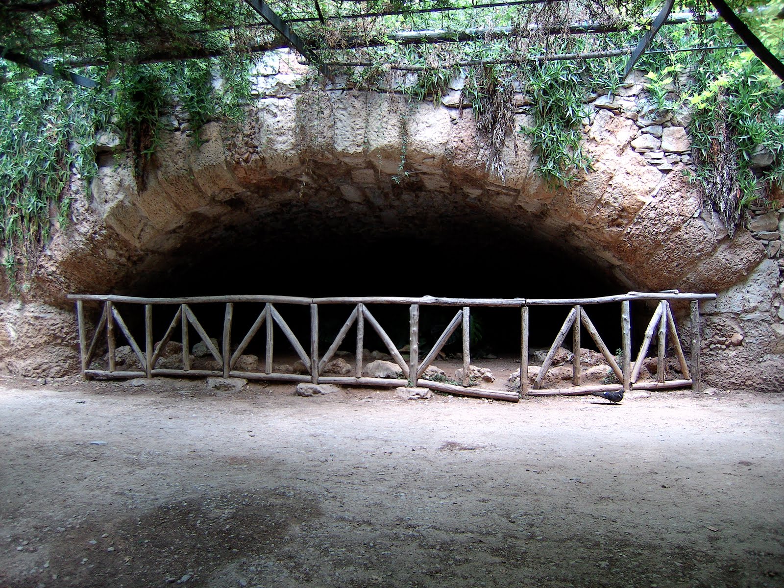 jan1448: Εθνικος Κηπος, η περγκολα με τις γλυτσινιες και η "σπηλια ...