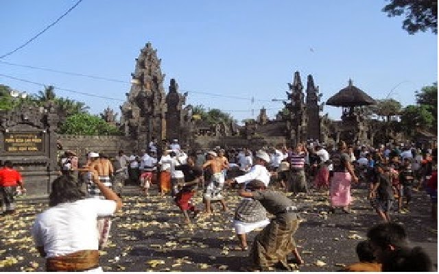 Pariwisata Bali: Perang Tipat Bantal Tradisi Adat Penuh Makna