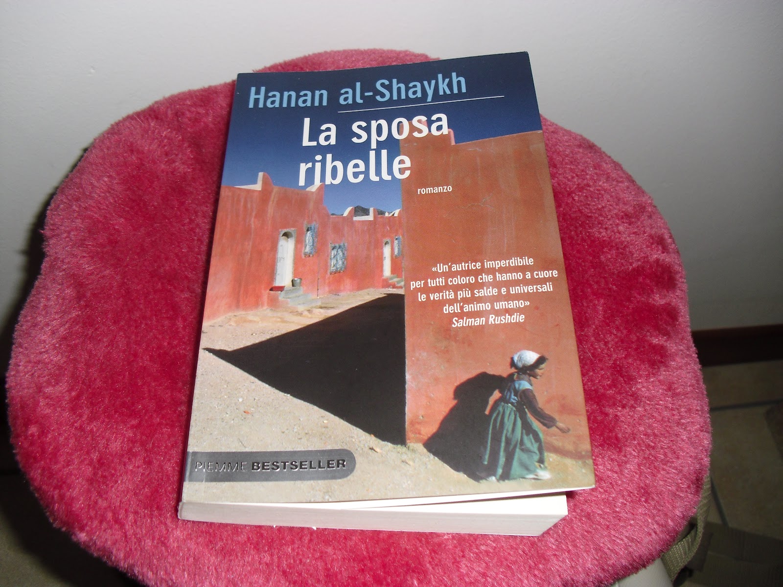 Tra le pagine di un libro,un gatto: "La sposa ribelle" - Hanan al-Shaykh