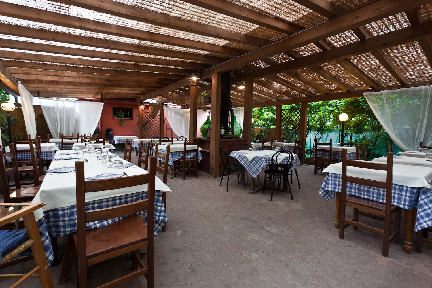 Osteria Le Due Colonne: Il giardino dell'Osteria Le Due Colonne