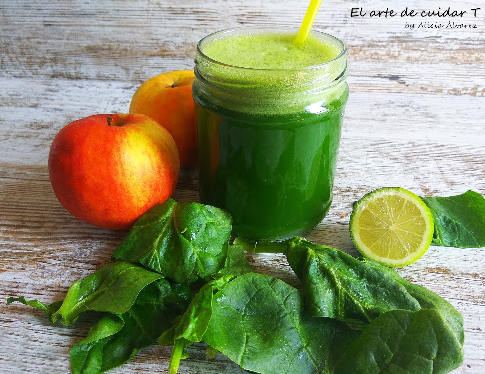 Zumo de agua de coco, manzana, espinacas y lima