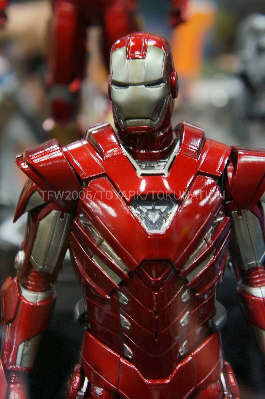 toyhaven: Hot Toys unveils 1/6 scale Iron Man 3: Silver Centurion (Mark ...