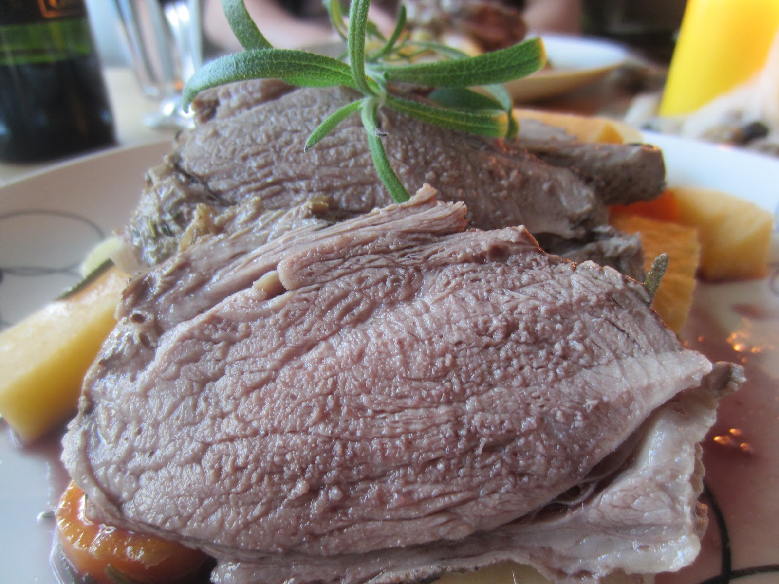 *Momsemat: Lammestek med rotgrønnsaker.