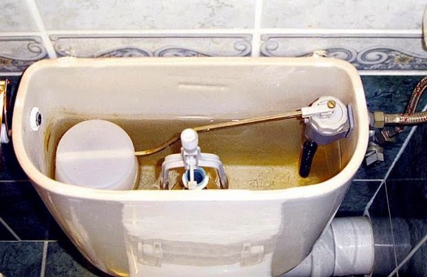 Jak naprawić cieknącą spłuczkę cieknący kibel szybki poradnik 8 min roboty